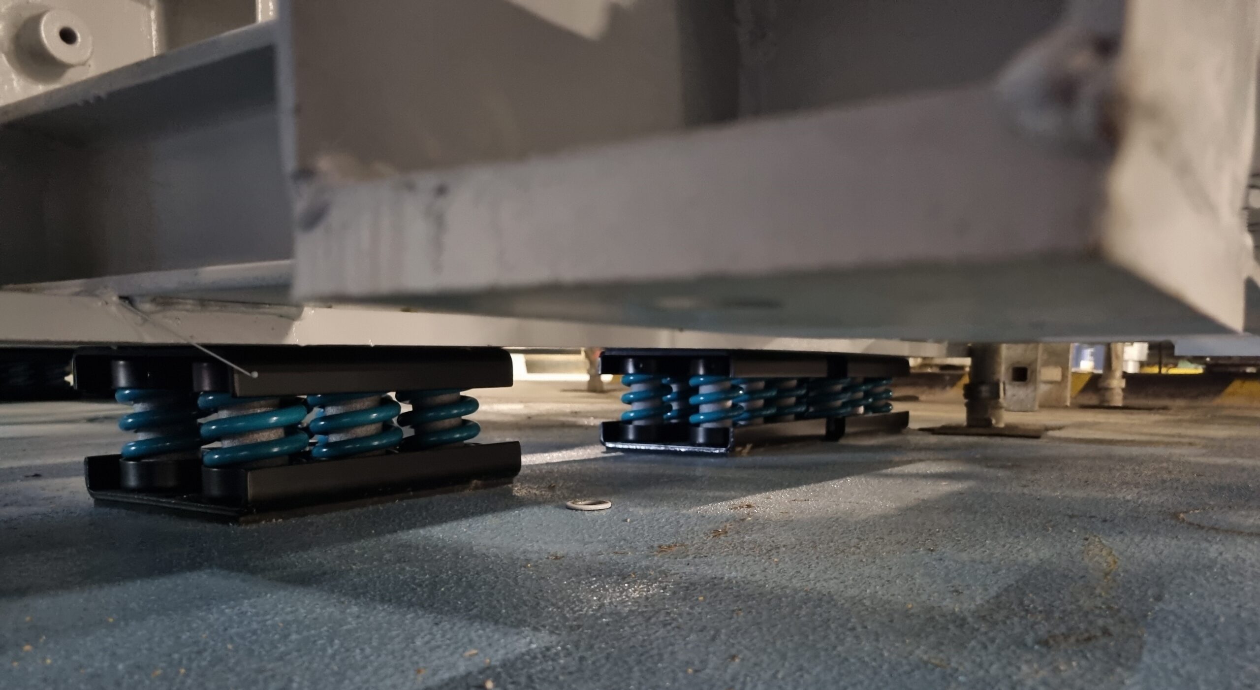 Wibroizolacja urządzenia o masie 14 ton - Producent Walraven Polska